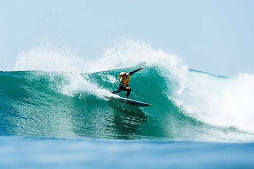 18-Year-old US surfer Caitlin Simmers makes history becoming surfing's ...